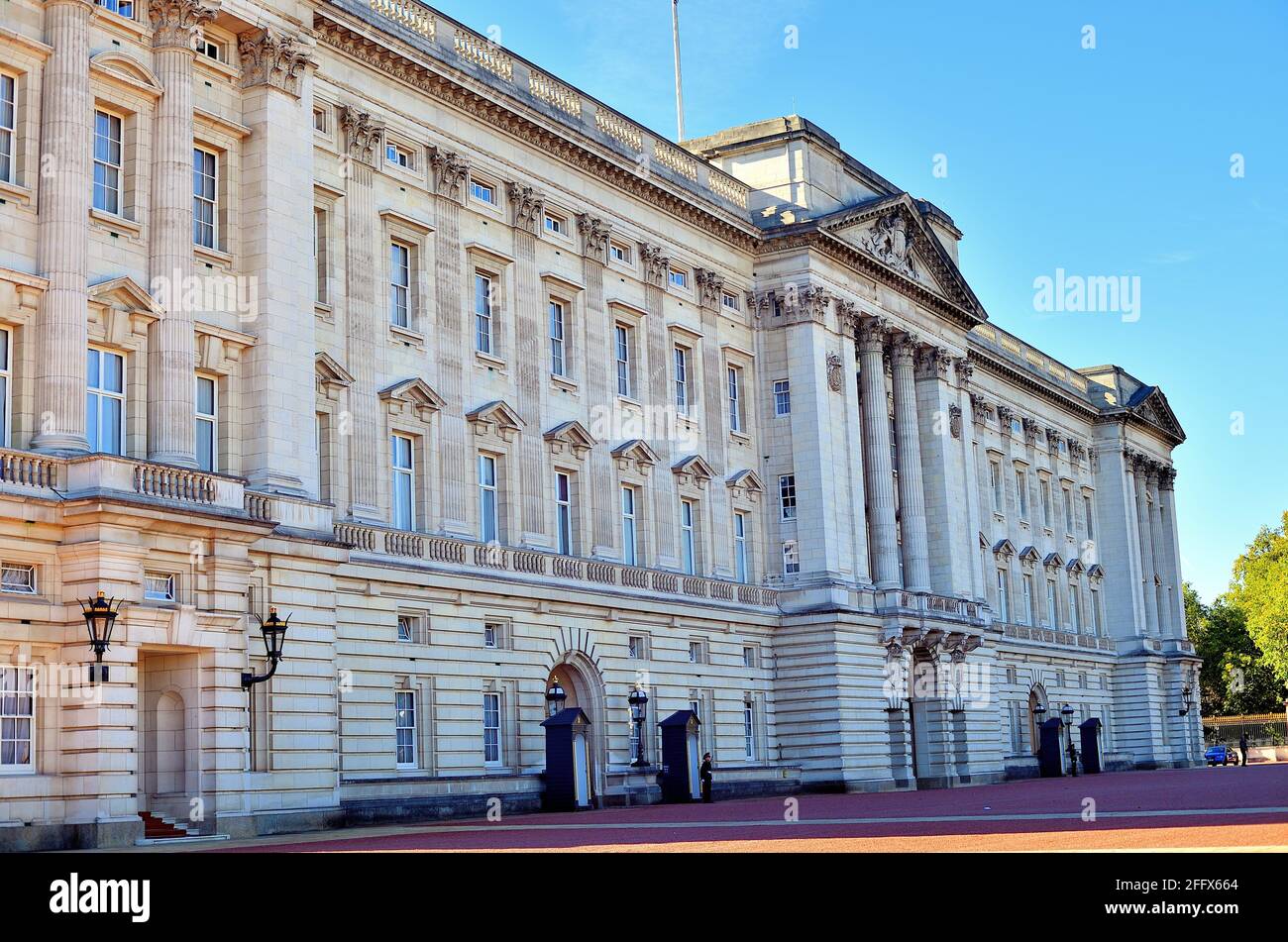 London, England, United Kingdom. Buckingham Palace, the famous ...