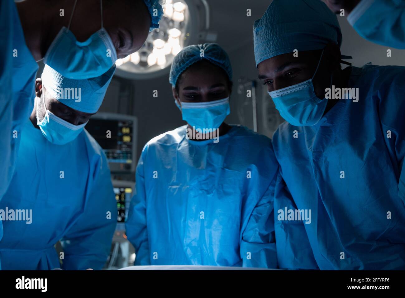 Surgeons and operation hi-res stock photography and images - Alamy