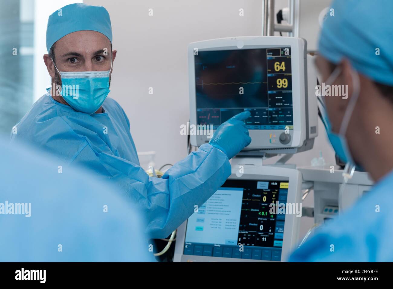 Doctor overalls hi-res stock photography and images - Alamy