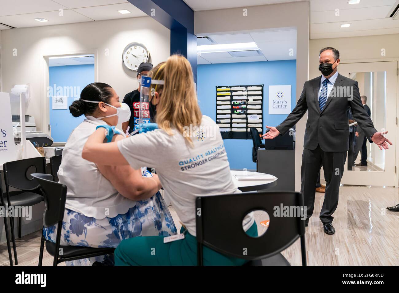 Receives a covid 19 vaccine hi-res stock photography and images - Alamy