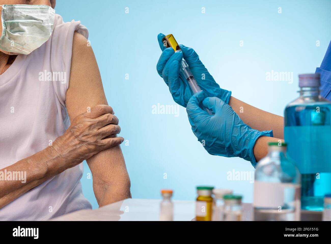 Closeup nurse doing vaccine injection to senior woman Stock Photo - Alamy