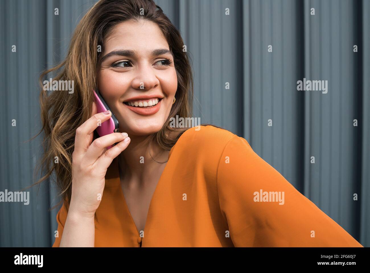 Young people talk smile look hi-res stock photography and images - Alamy