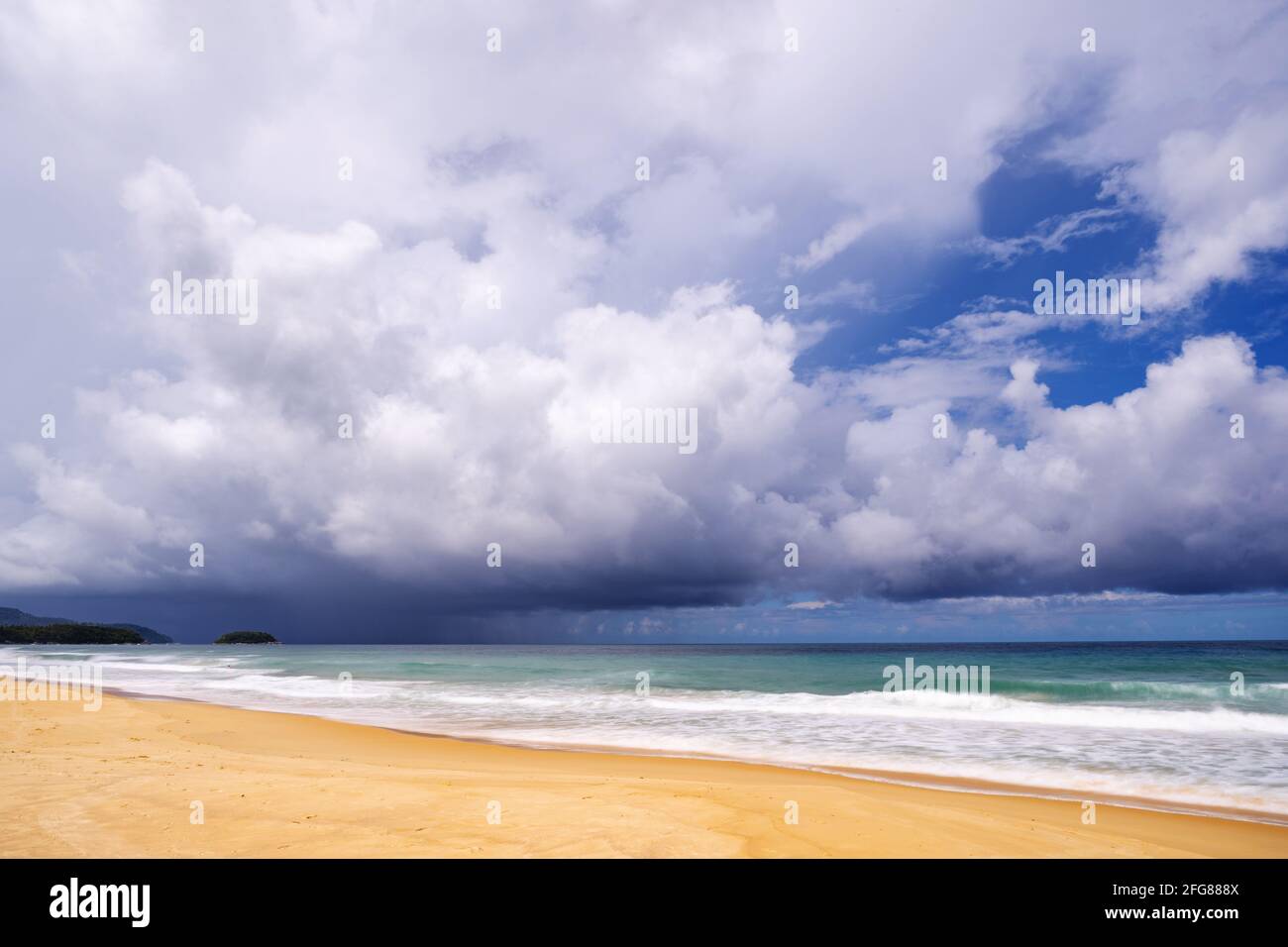 Rain in distance over ocean hi-res stock photography and images - Alamy