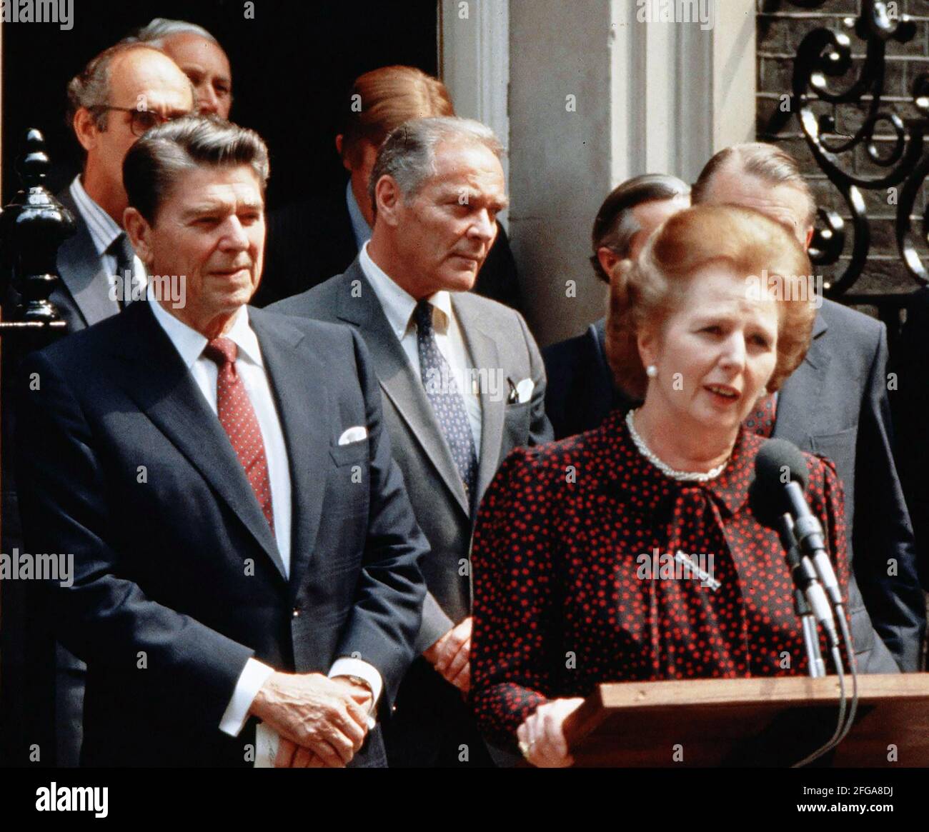 Margaret Thatcher Outside 10 Downing High Resolution Stock Photography ...
