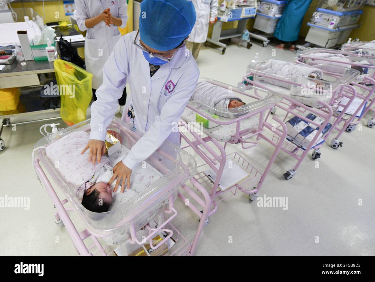 Neonatal ward hospital hi-res stock photography and images - Alamy