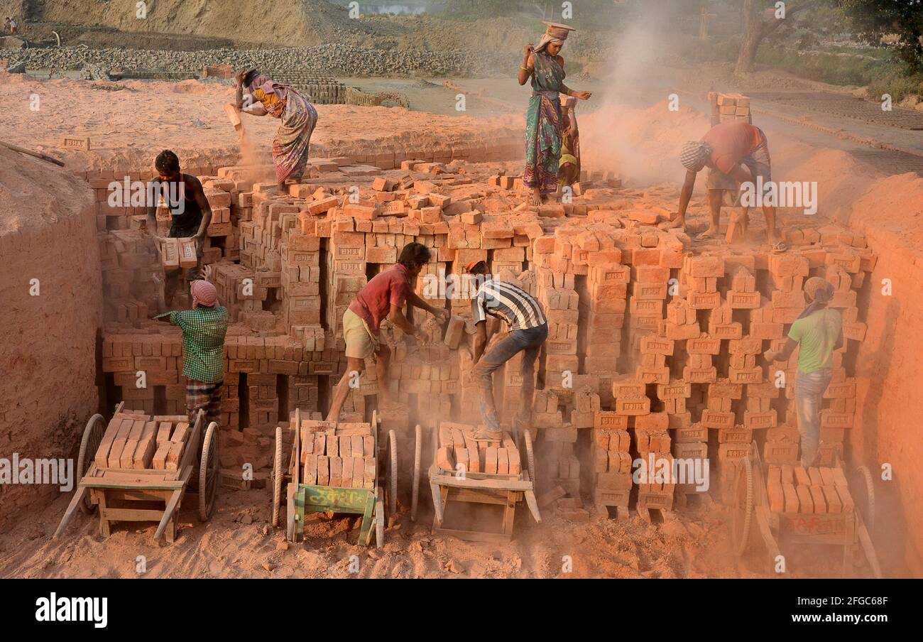 Brickyard india brick worker hi-res stock photography and images - Alamy