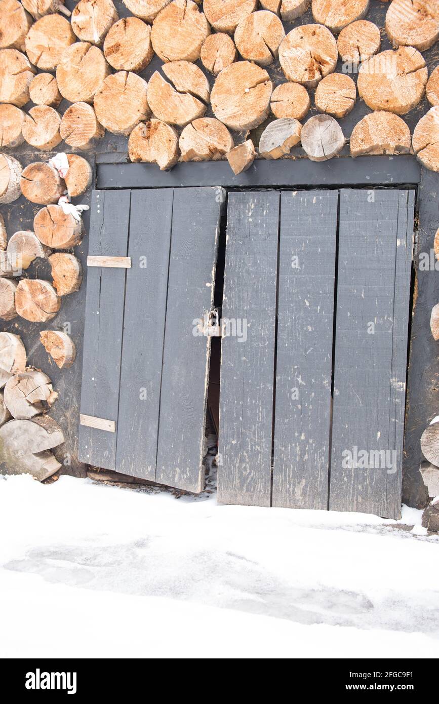 wooden gate in the wall of logs Stock Photo - Alamy