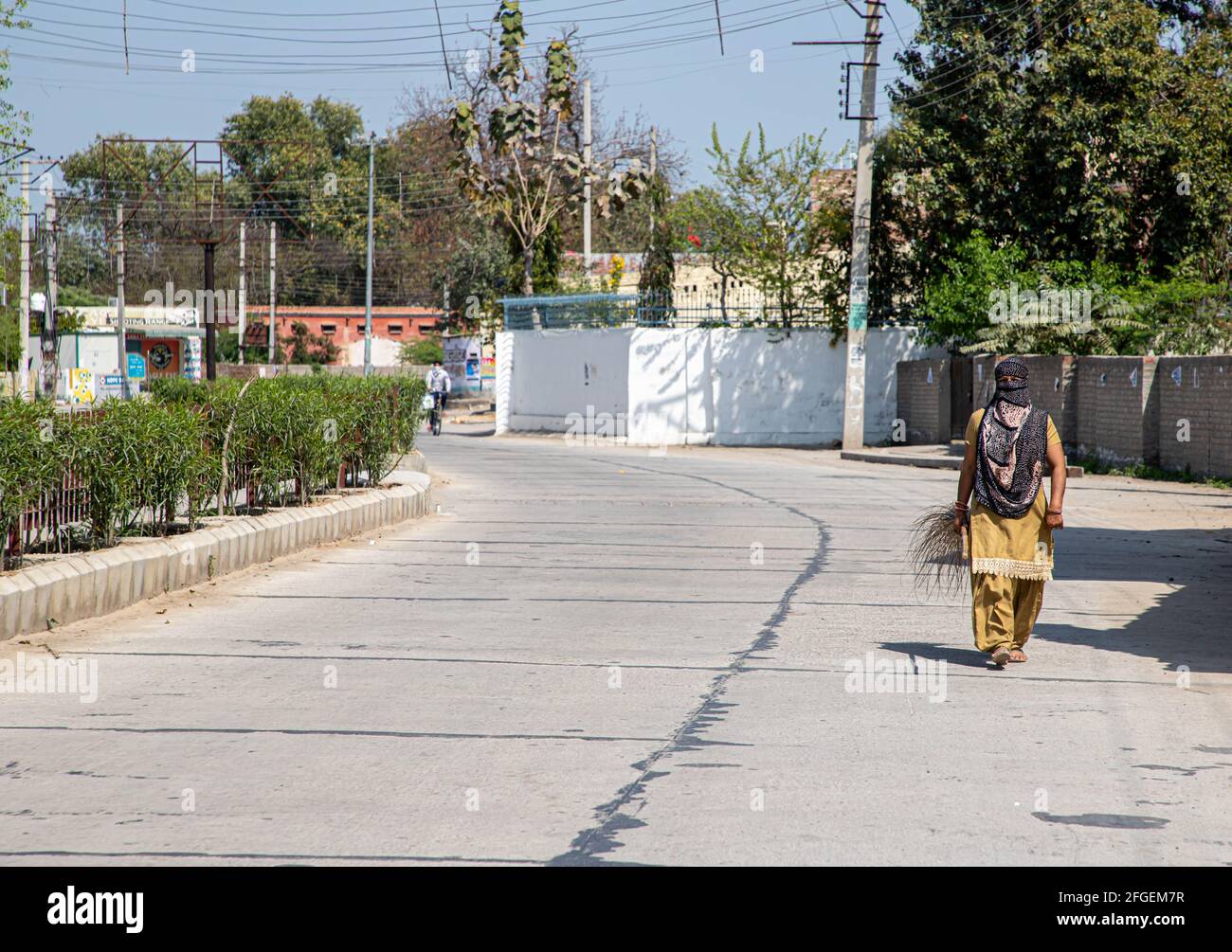 India road sweeper hi-res stock photography and images - Alamy