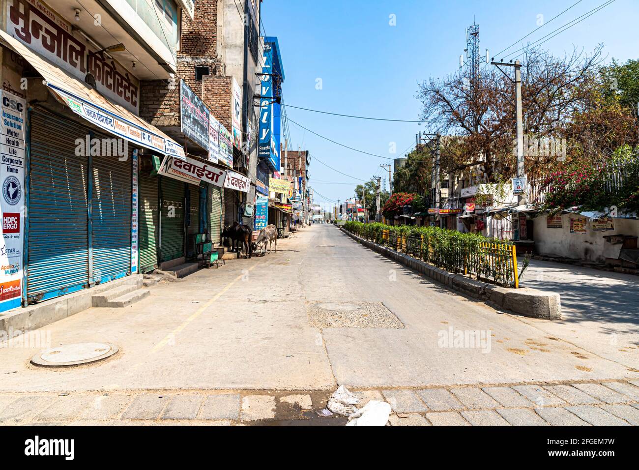 Shops closed during lockdown india hi-res stock photography and images ...