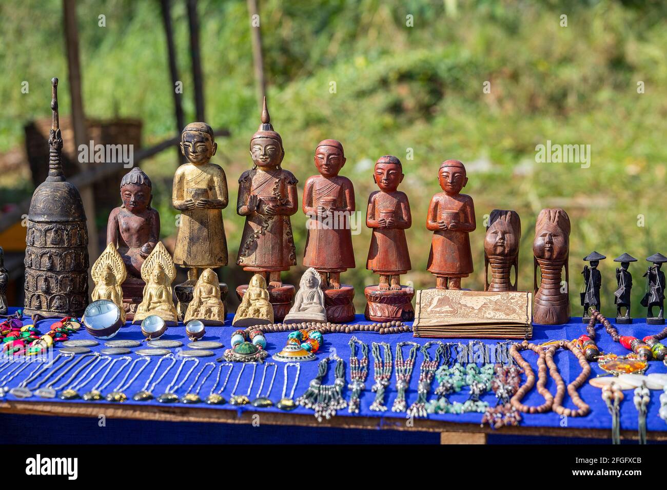 Souvenir souvenirs shop myanmar hi-res stock photography and images - Alamy