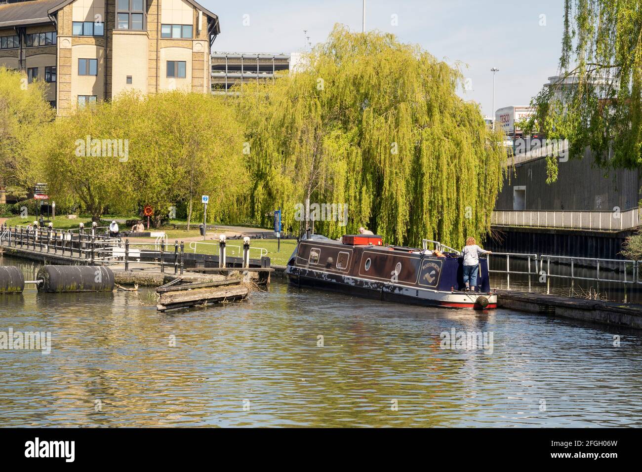 Holiday - Thames barge entering lock Stock Photo - Alamy