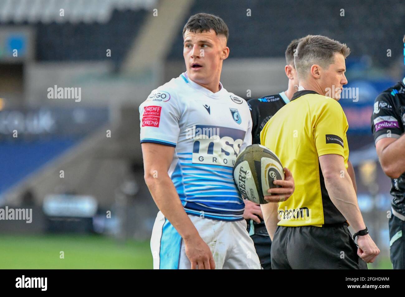 Rugby union action holding ball hi-res stock photography and images - Alamy