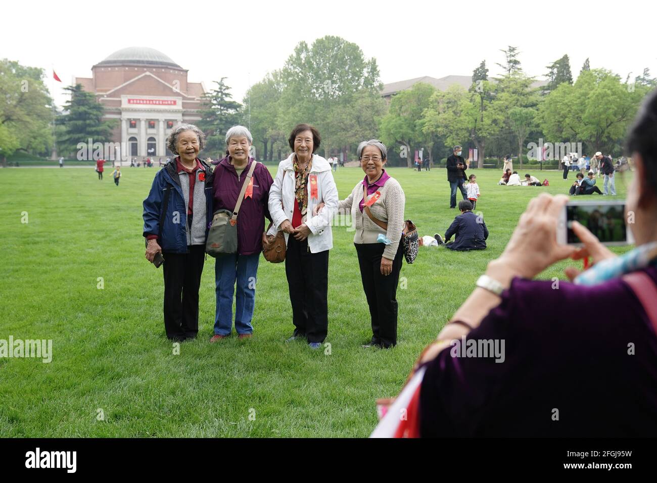 Group of alumni hi-res stock photography and images - Alamy