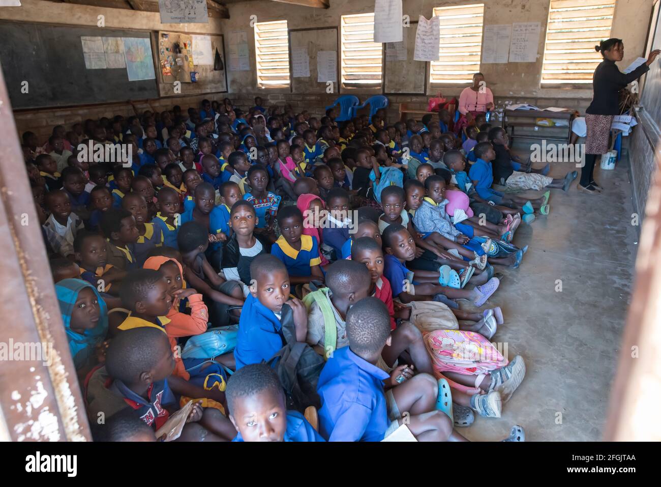 Crowded classroom hi-res stock photography and images - Alamy