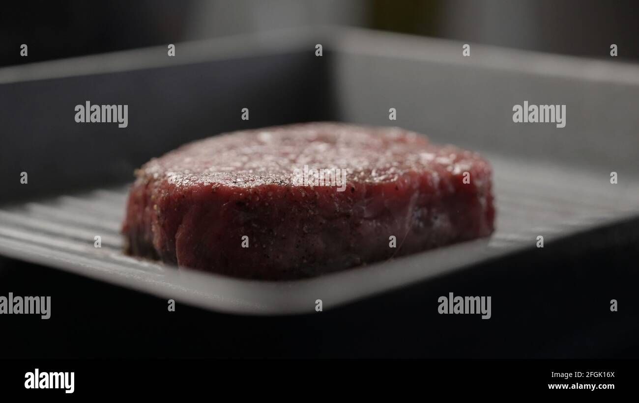 Beef steak cooking hi-res stock photography and images - Alamy