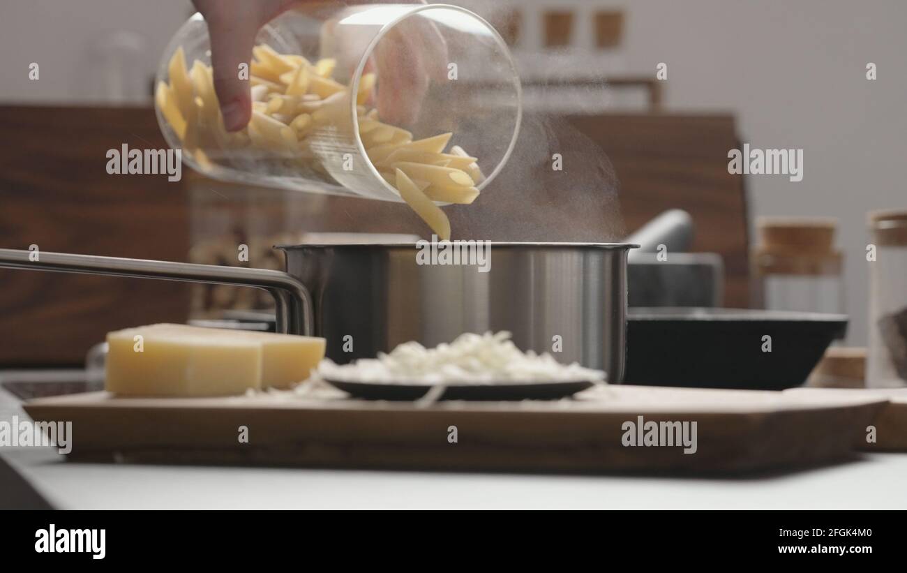 Pouring pasta water hi-res stock photography and images - Alamy