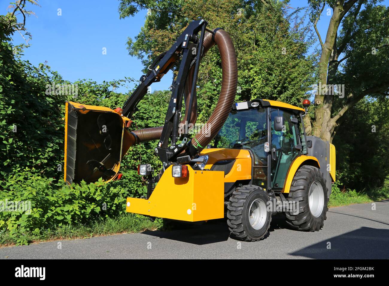 Hedge cutting tractor hi-res stock photography and images - Alamy