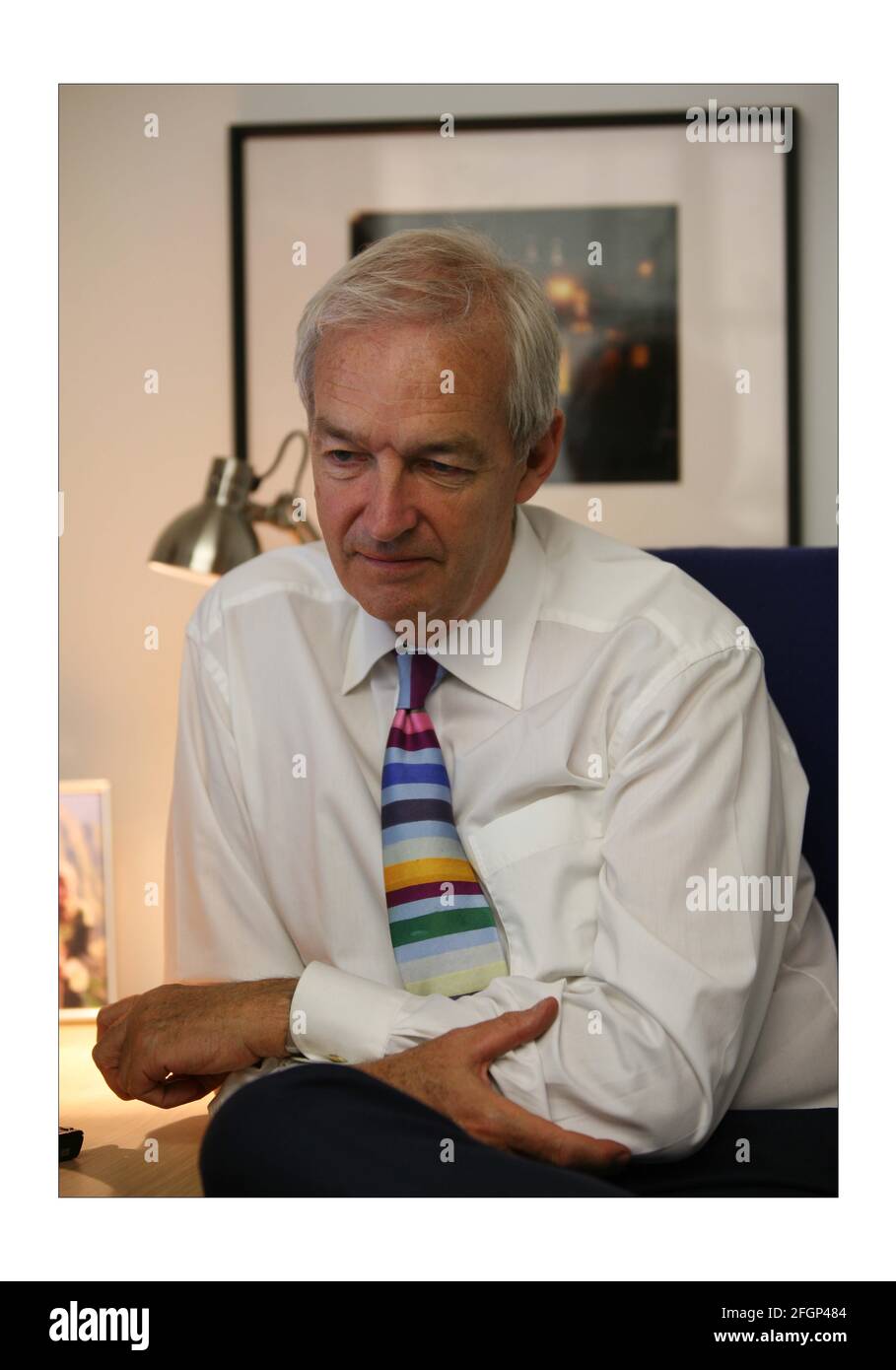 Channel 4 newsroom and studio.... Jon Snow and colleges prepare for the ...