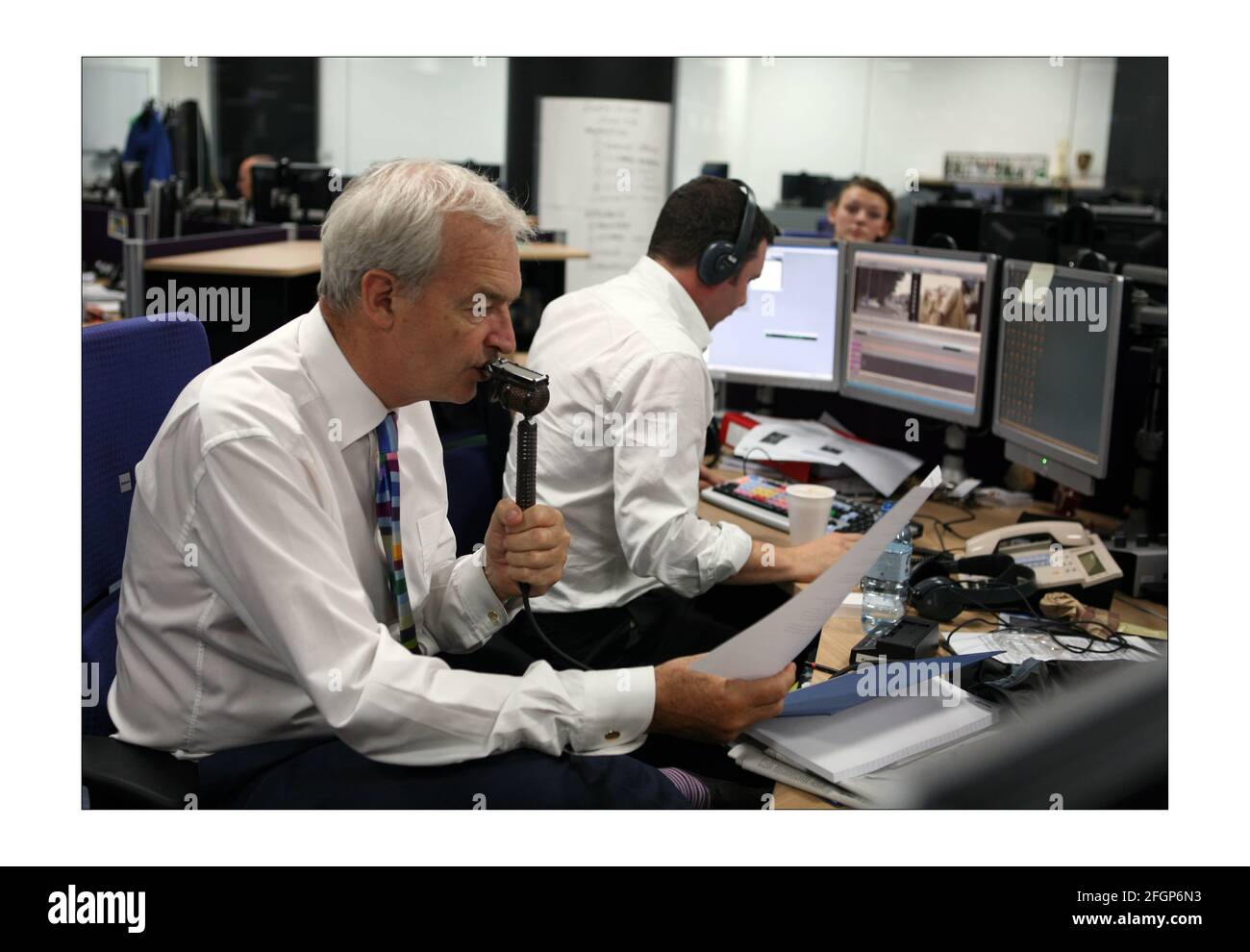 Channel 4 newsroom and studio.... Jon Snow and colleges prepare for the ...