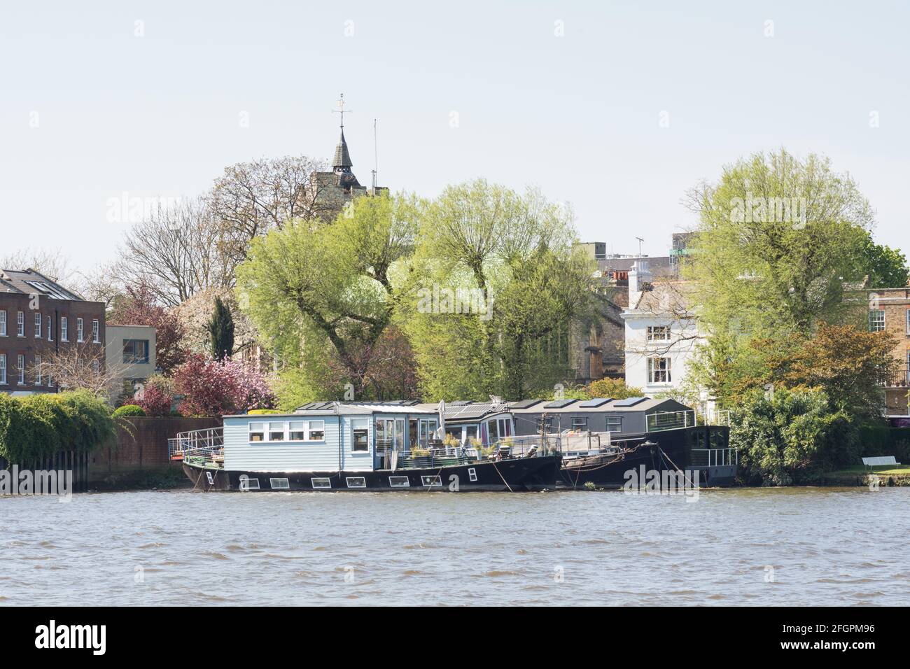 Houseboats moored on the River Thames in Chiswick, west London, England ...