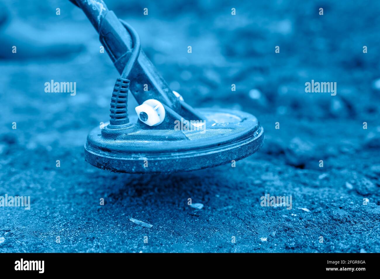 coil electronic metal detector device for search a treasure on ground ...