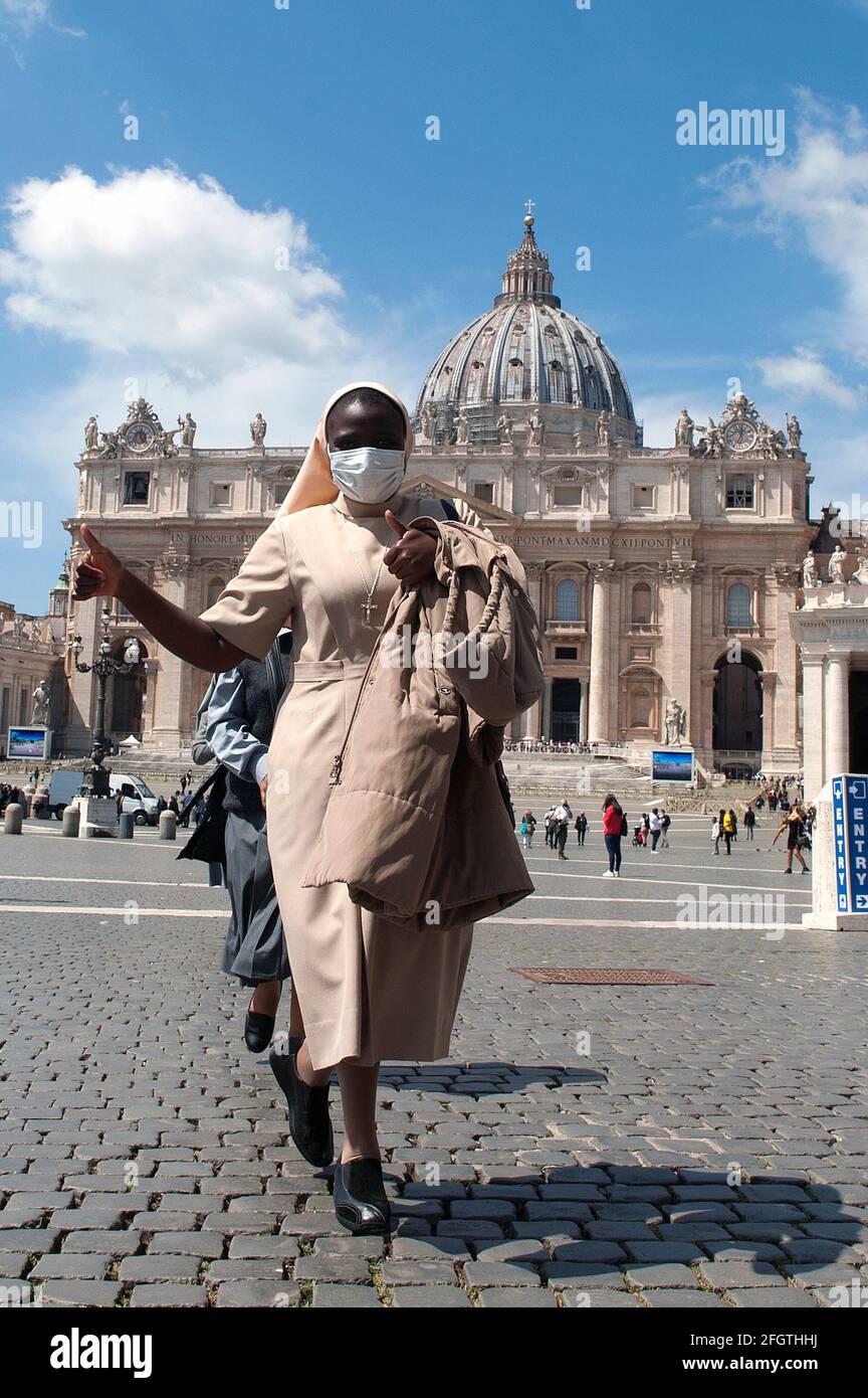 Rome, Italy. 25th Apr, 2021. nuns wearing a face mask attends the Pope ...