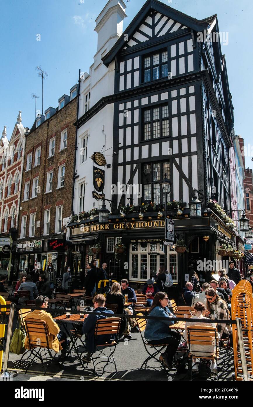 Restaurants in soho serving outside hi-res stock photography and images ...