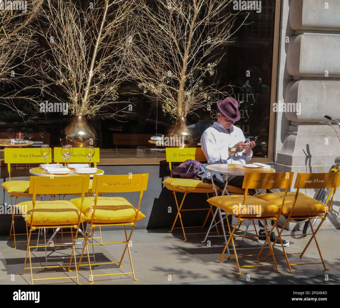 London, UK. 25th Apr, 2021. People eating and drinking in the streets ...