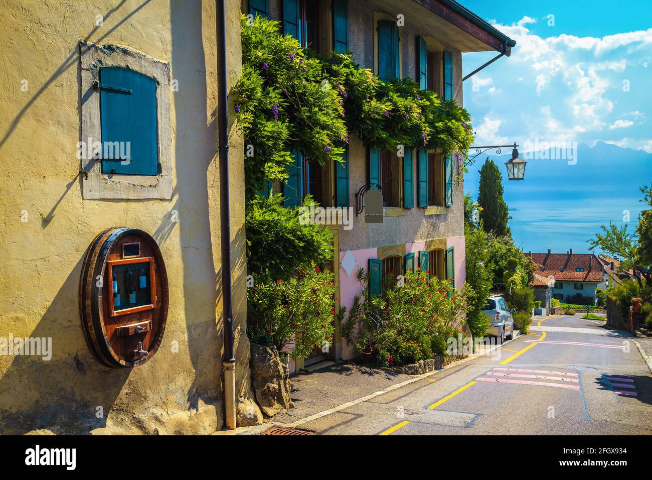 Traditional swiss house hi-res stock photography and images - Alamy