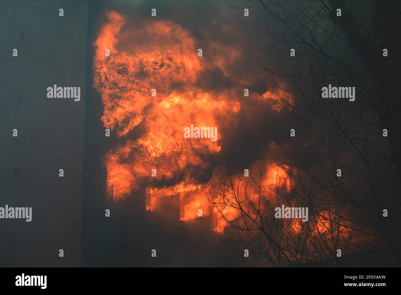 Emergency major industrial fire burning hi-res stock photography and ...