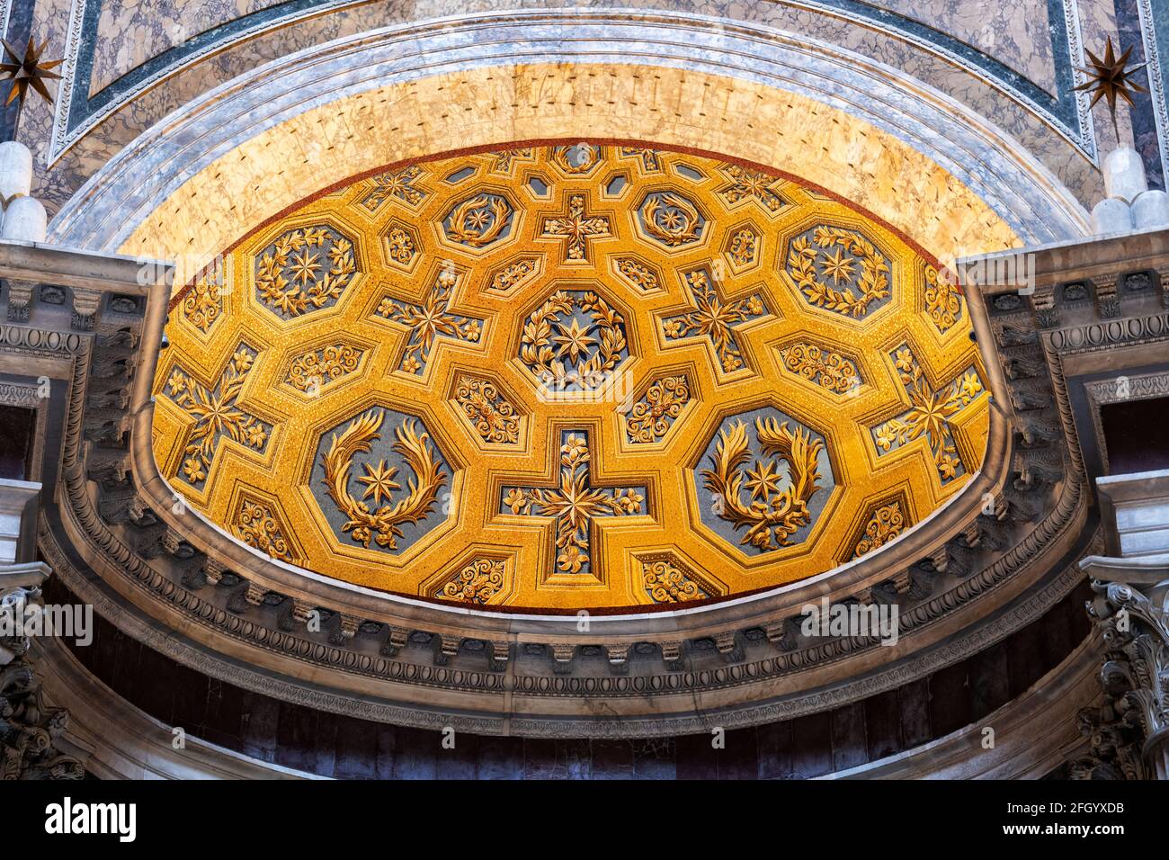 Italy, Rome, Pantheon interior, altar apse Stock Photo - Alamy