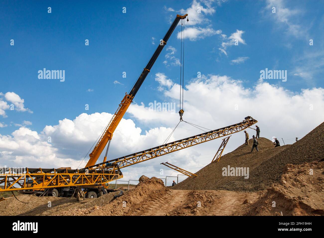 Lifting rock rope hi-res stock photography and images - Alamy