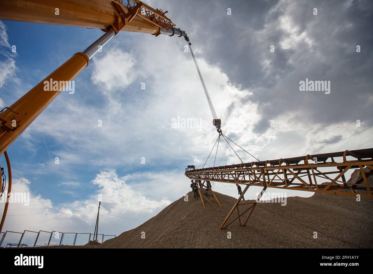 Lifting rock rope hi-res stock photography and images - Alamy