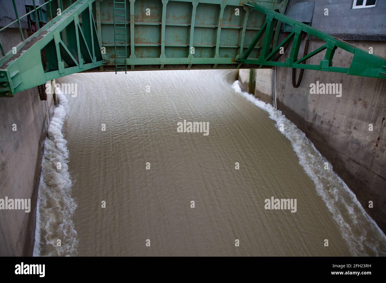 Dam open shutter hi-res stock photography and images - Alamy