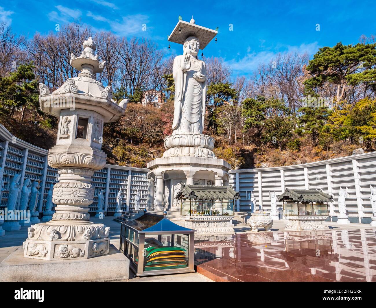 Beautiful Buddhism Statue in Bongeunsa Temple at Seoul City South Korea ...