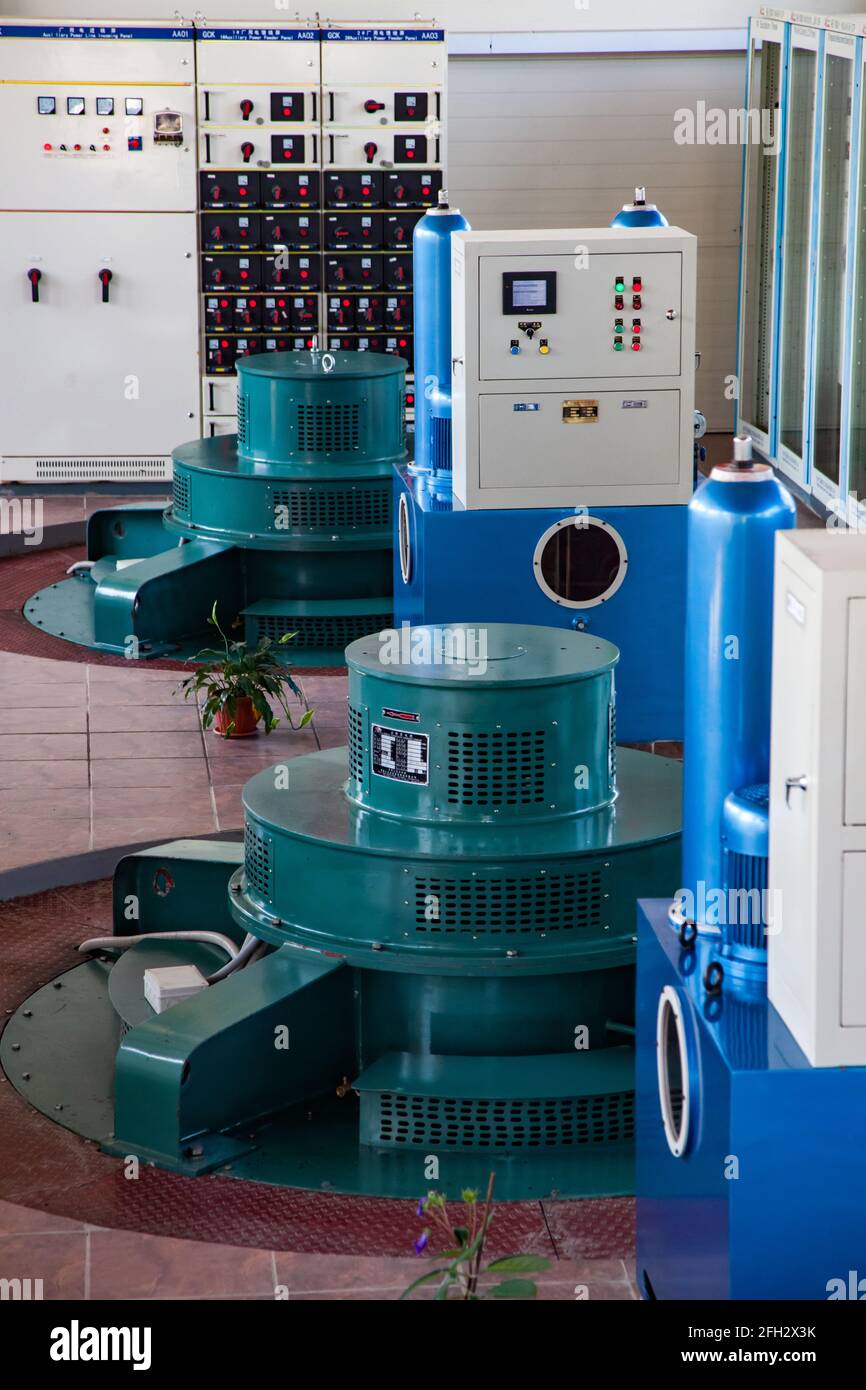 Power plant generator room generators hi-res stock photography and ...