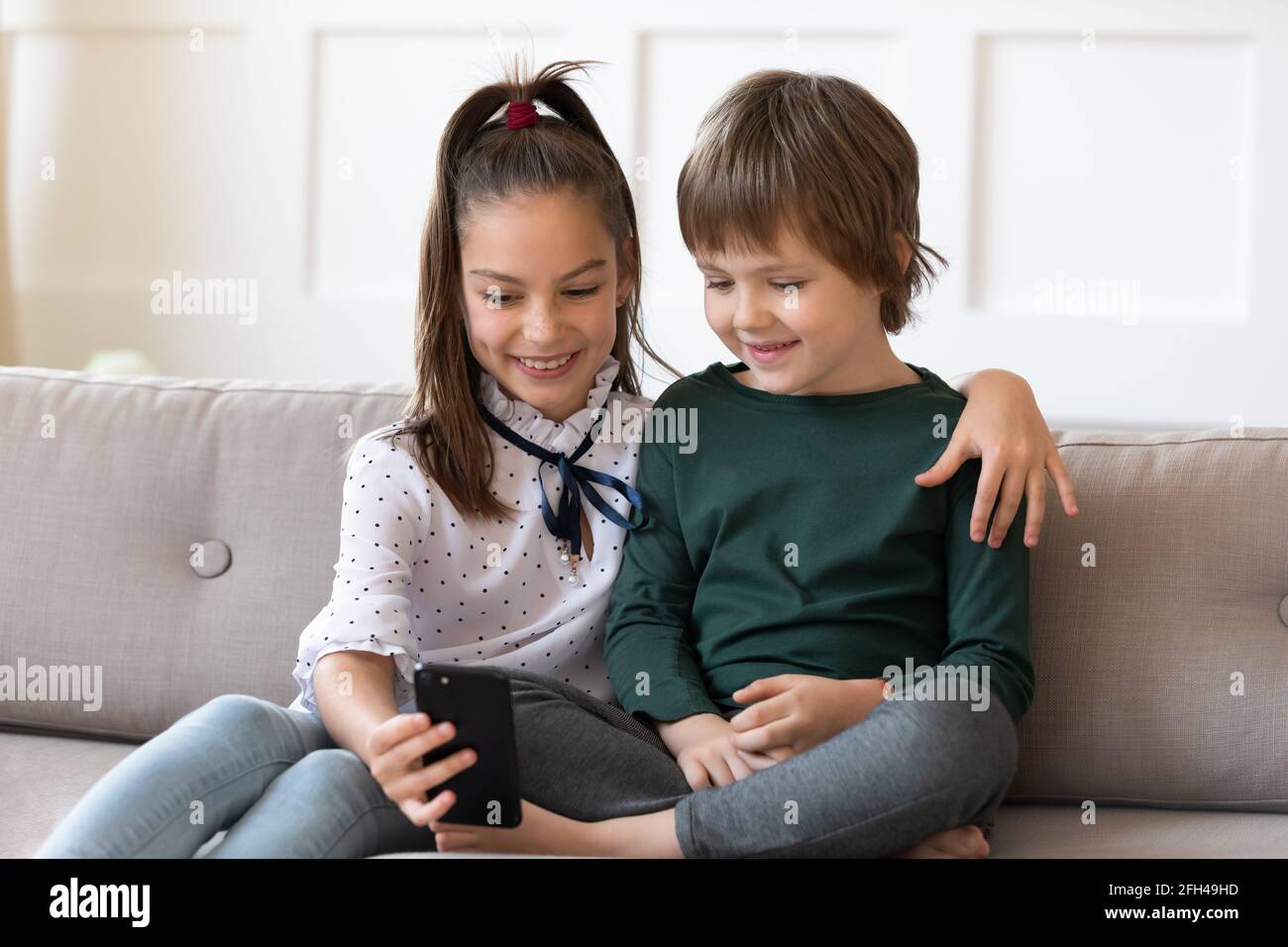 Kids with smartphone hi-res stock photography and images - Alamy