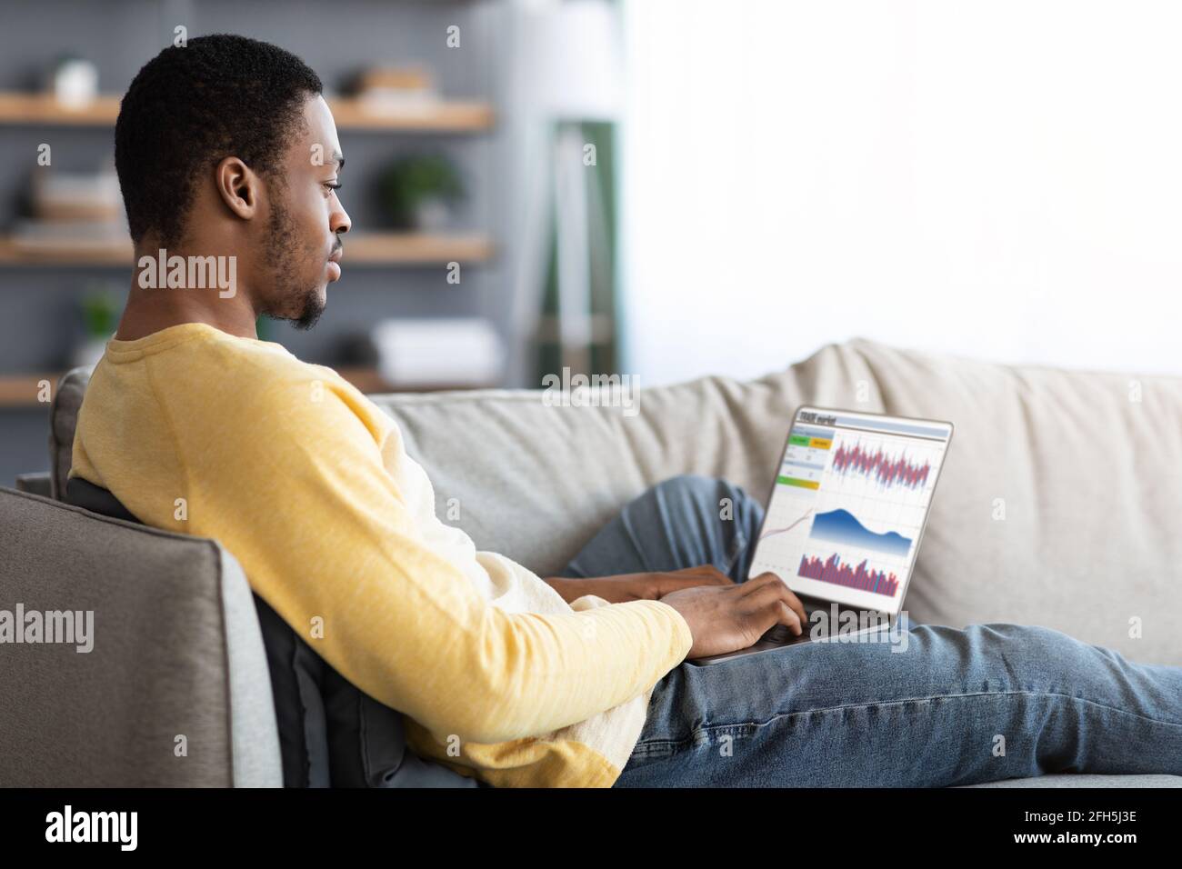 Stock market watching hi-res stock photography and images - Alamy