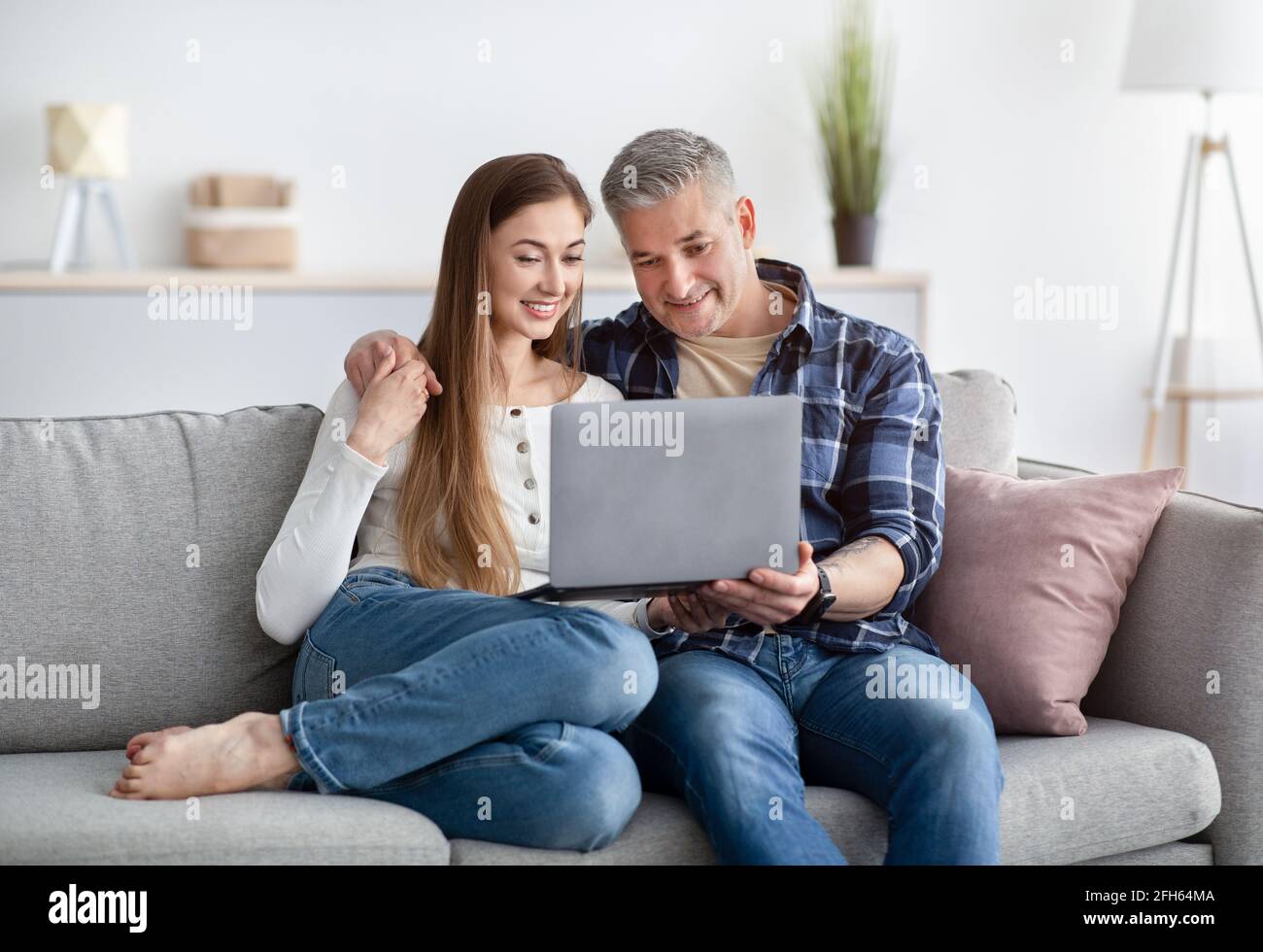 Couple chatting work hi-res stock photography and images - Alamy