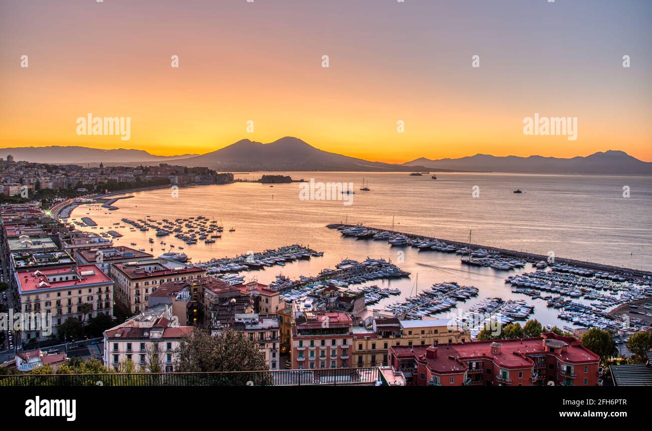 The gulf of Naples and Mount Vesuvius before sunrise Stock Photo - Alamy
