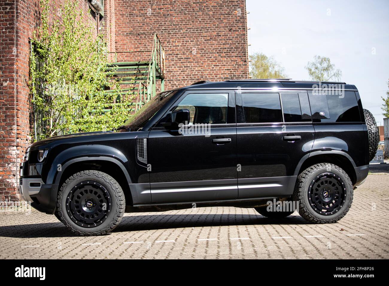 Land Rover Defender Modell 2021 mit Projekt Monotube Felgen in 20 Zoll ...