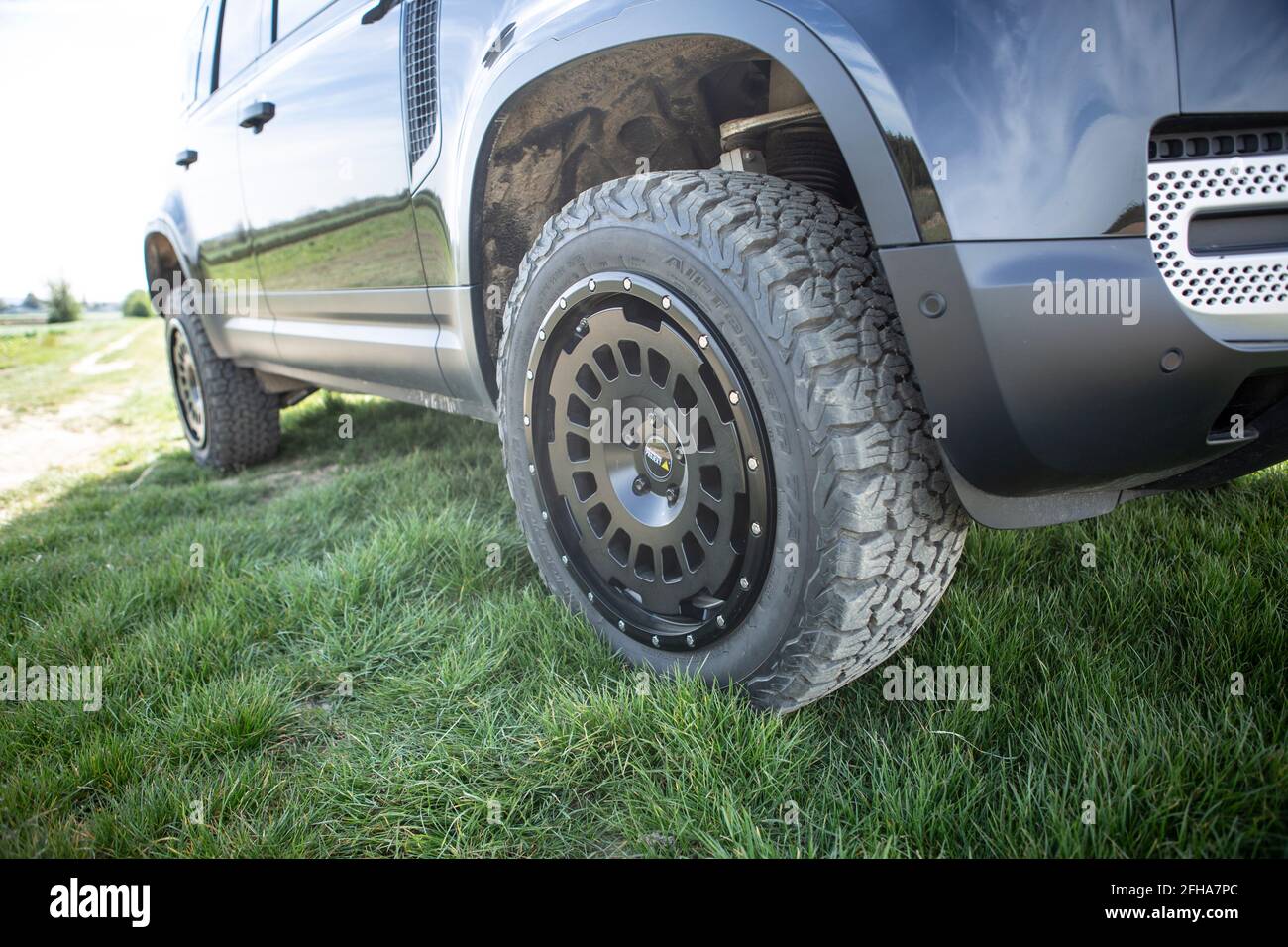 Land Rover Defender Modell 2021 mit Projekt Monotube Felgen in 20 Zoll ...