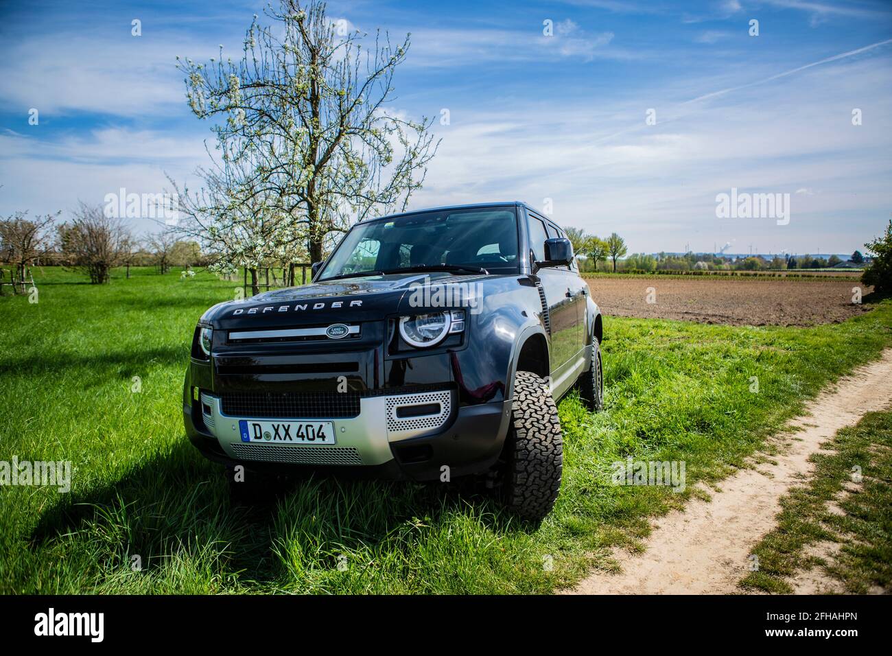 Land Rover Defender Modell 2021 mit Projekt Monotube Felgen in 20 Zoll ...