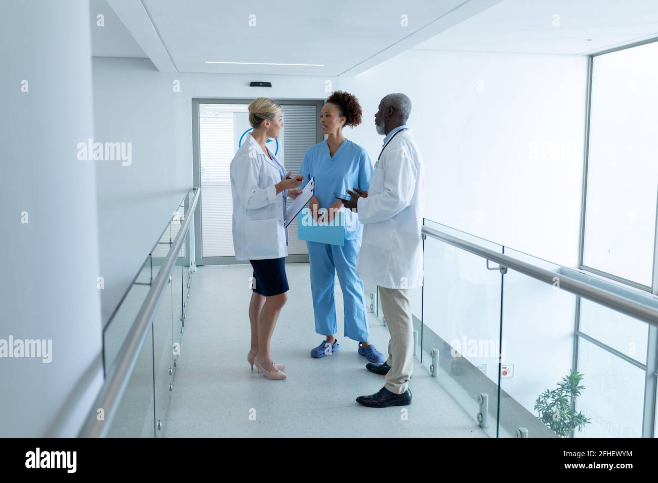 Three doctors talking hi-res stock photography and images - Alamy