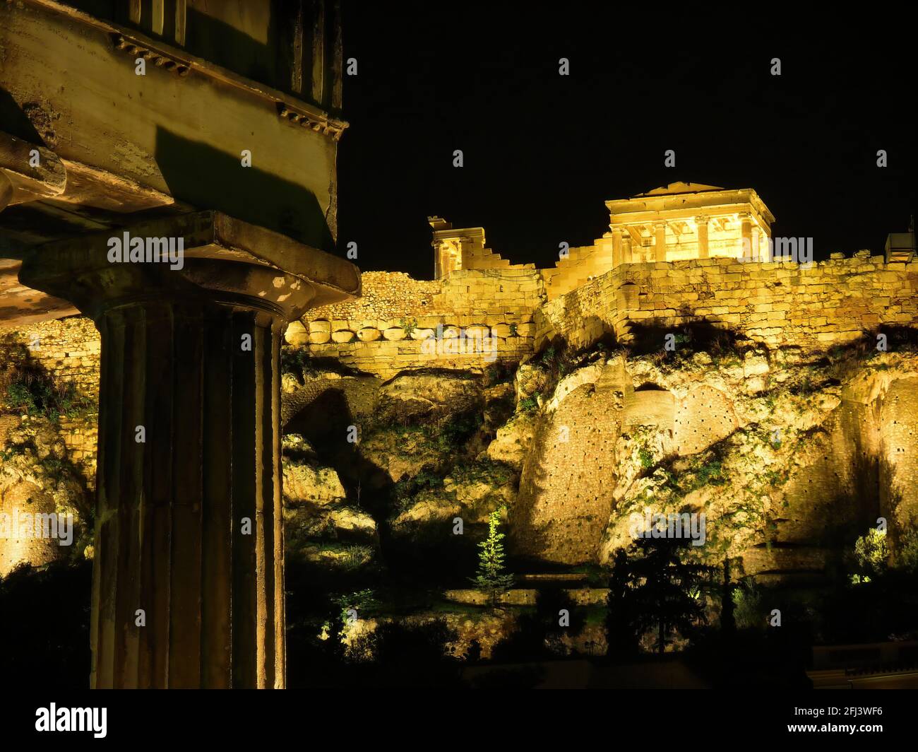 Gable columns hi-res stock photography and images - Alamy