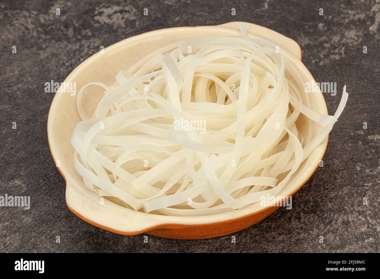 Boiled rice noodle ready for cooking Stock Photo - Alamy