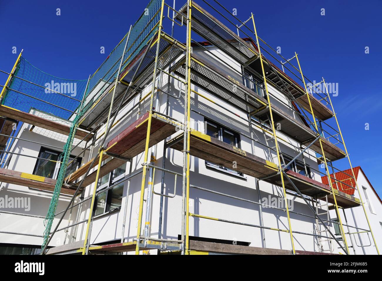 Scaffolding: Scaffolded family house Stock Photo - Alamy