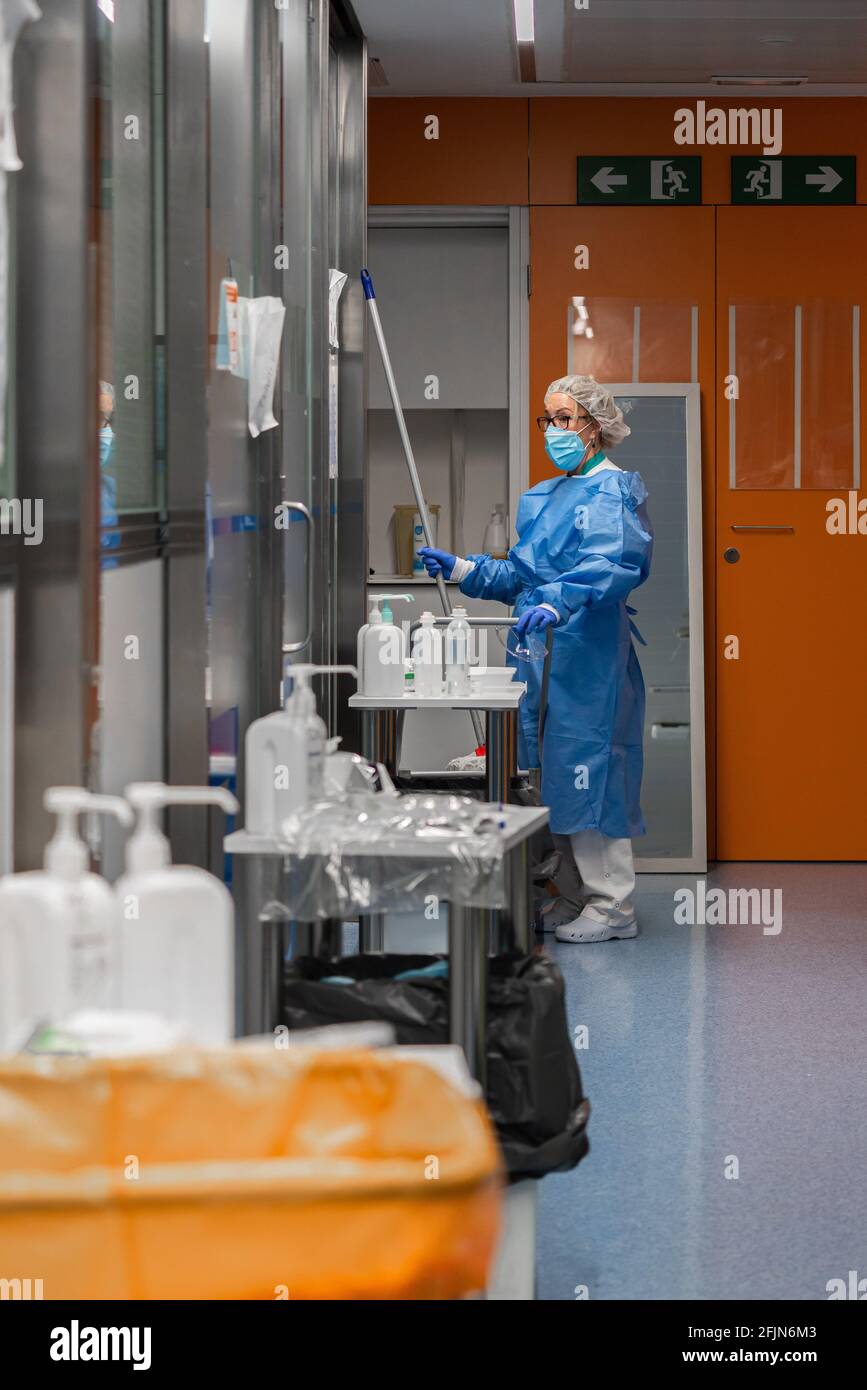 Intensive care unit cleaning hi-res stock photography and images - Alamy