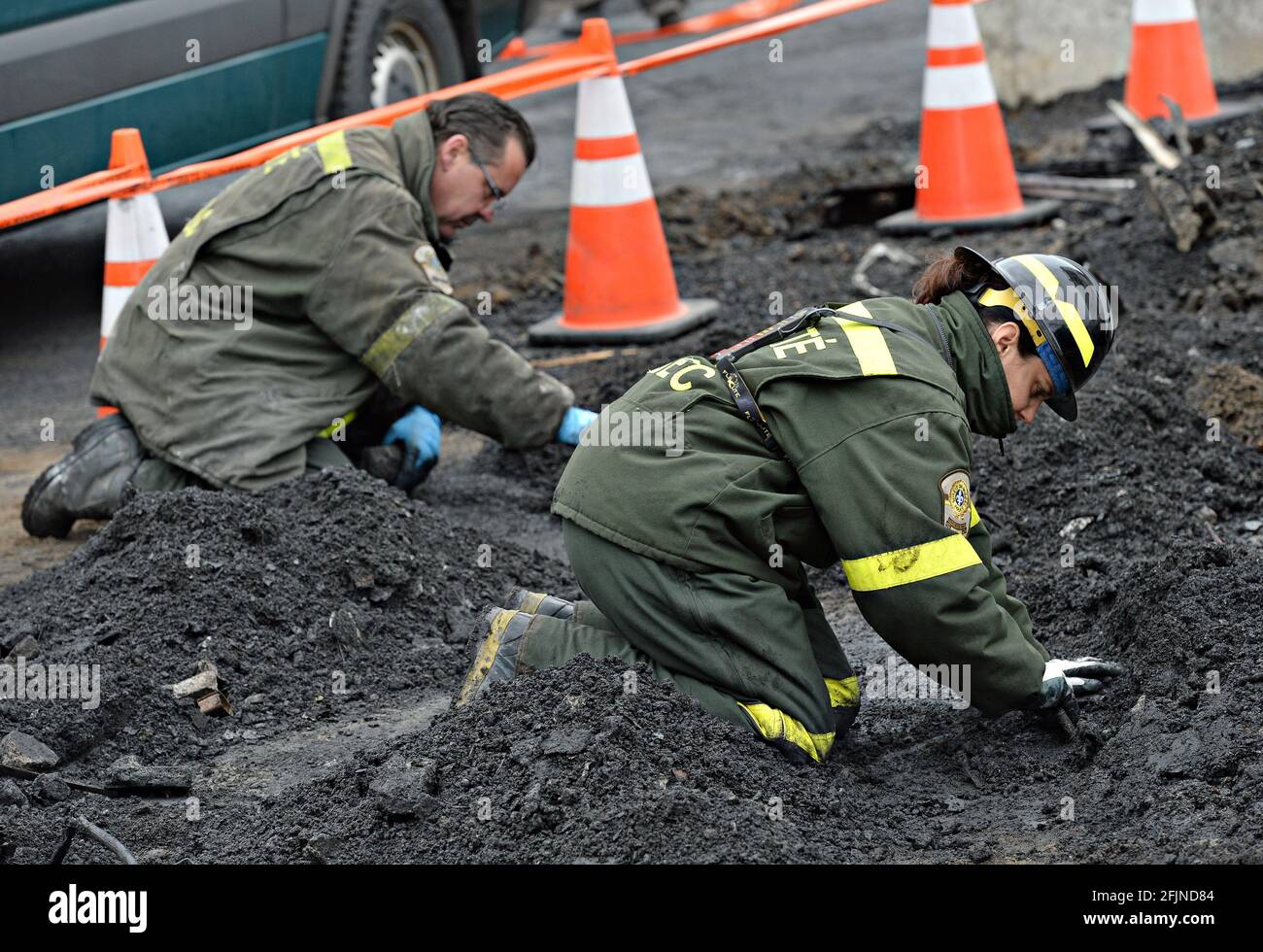 firefighter police investigate fire Stock Photo - Alamy