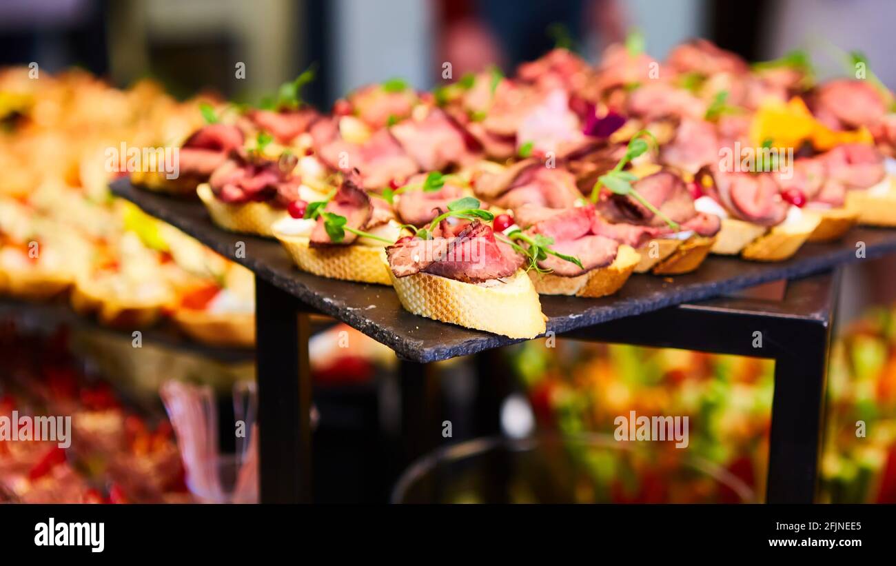 Canapes with roast beef hi-res stock photography and images - Alamy